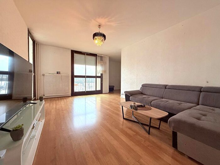 Appartement à vendre - Chenôve, Chenôve - 5 pièces - 3 chambres