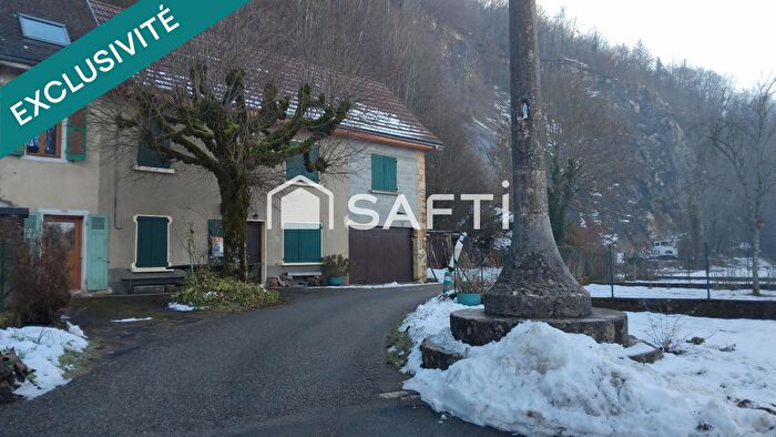 Maison à vendre - Saint-Christophe-sur-Guiers - 5 pièces - 3 chambres