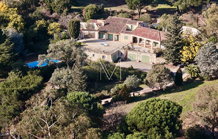 Maison à vendre - Le Plan-de-la-Tour - 11 pièces - 8 chambres