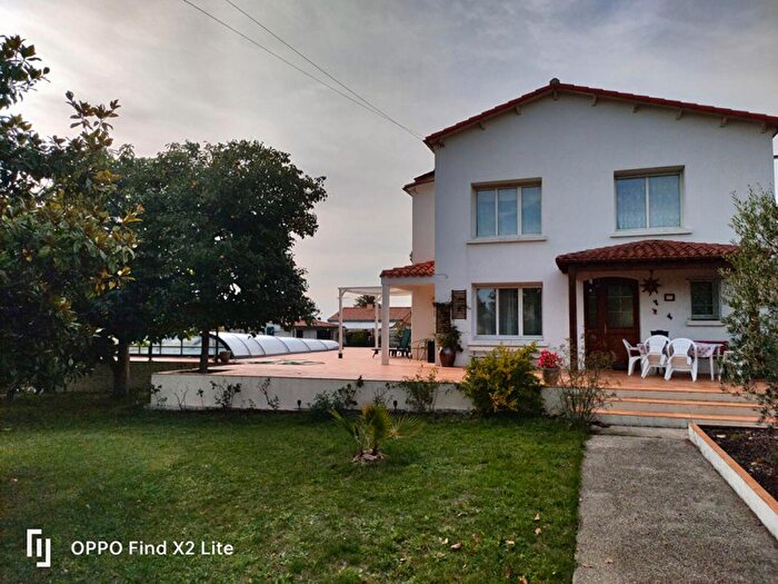 Maison à vendre - Saint-Jean-dAngély - 12 pièces - 4 chambres