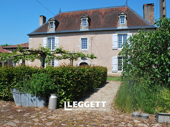 Maison à vendre - Luchapt - 11 pièces - 4 chambres