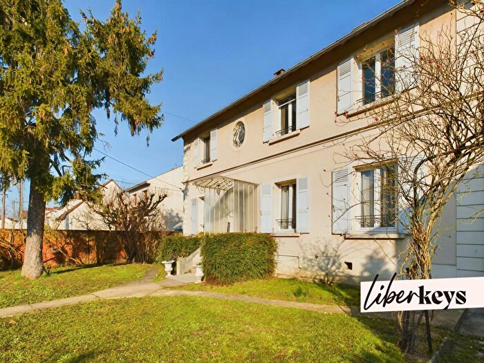 Maison à vendre - Chilly-Mazarin, Centre-ville - 7 pièces - 4 chambres