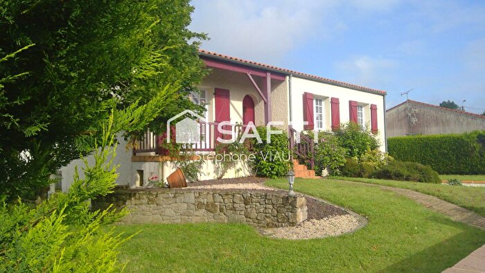 Maison 6 pièces à Saint-Pierre-des-Échaubrognes, à vendre