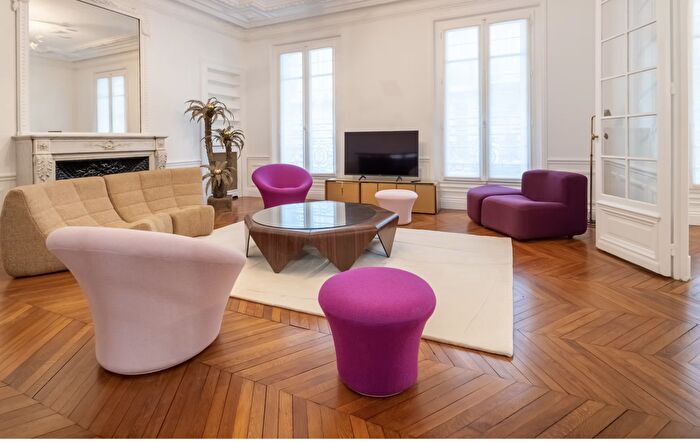 Appartement à louer - Paris e , Clichy, Trinité - 6 pièces - 4 chambres