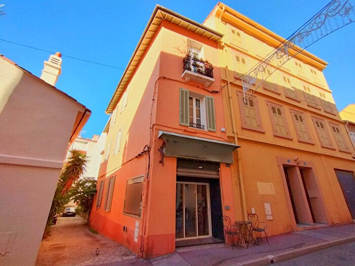 Appartement à louer - Saint-Raphaël, Centre-ville - 2 pièces - 1 chambre