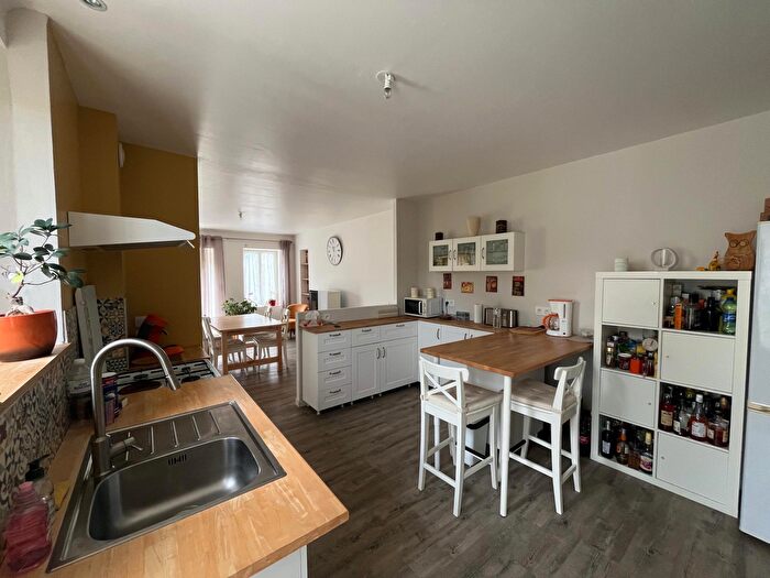 Maisons à vendre et appartements à louer - 1