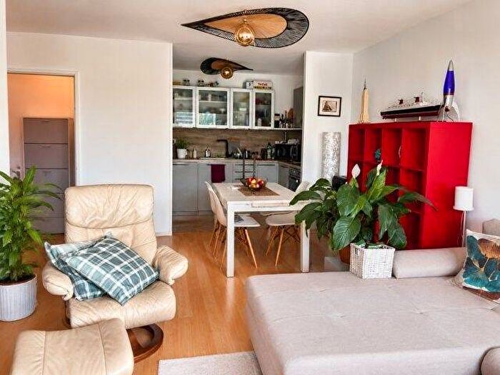 Grand boulevard, La Madeleine : Appartement 3 pièces à louer