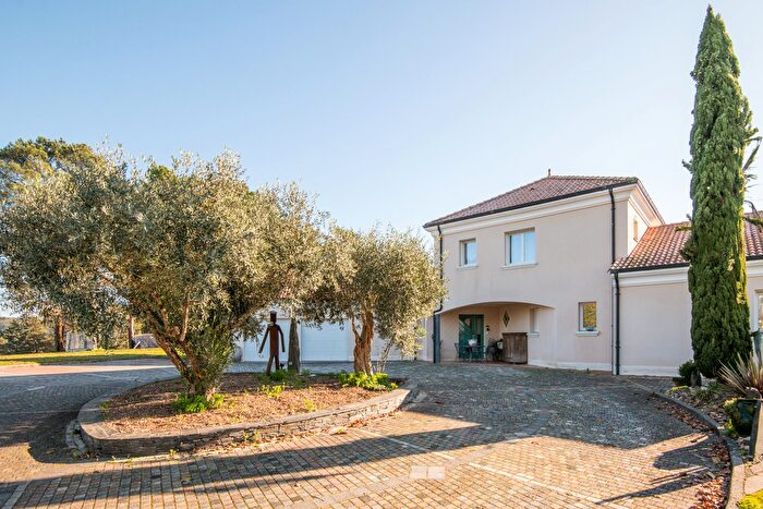 Maison à vendre - Ussac - 7 pièces - 4 chambres