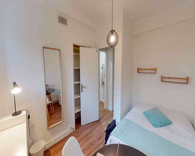 Appartement à louer - Clichy-Batignolles, Paris ème arrondissement - 3 pièces - 5 chambres