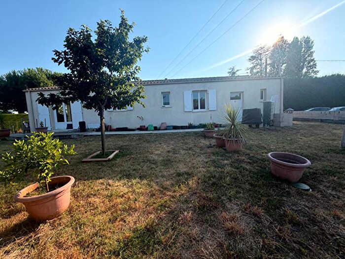 Saint-André-de-Lidon : Maison 4 pièces à vendre