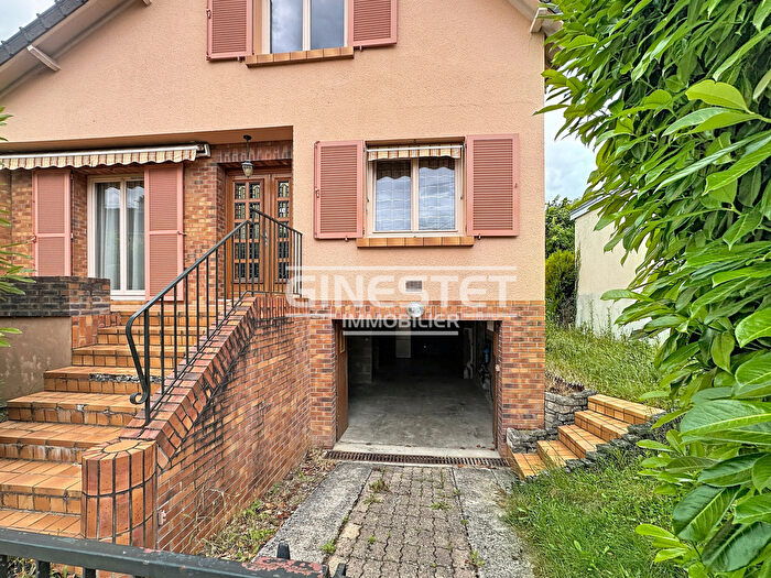 Saint-Julien-les-Villas : Maison 4 pièces à vendre