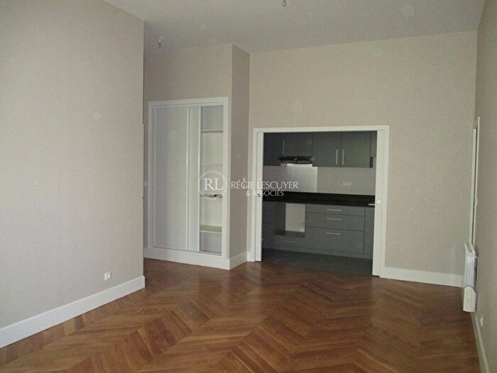 Appartement à louer - Guillotière, Lyon ème arrondissement - 3 pièces - 2 chambres