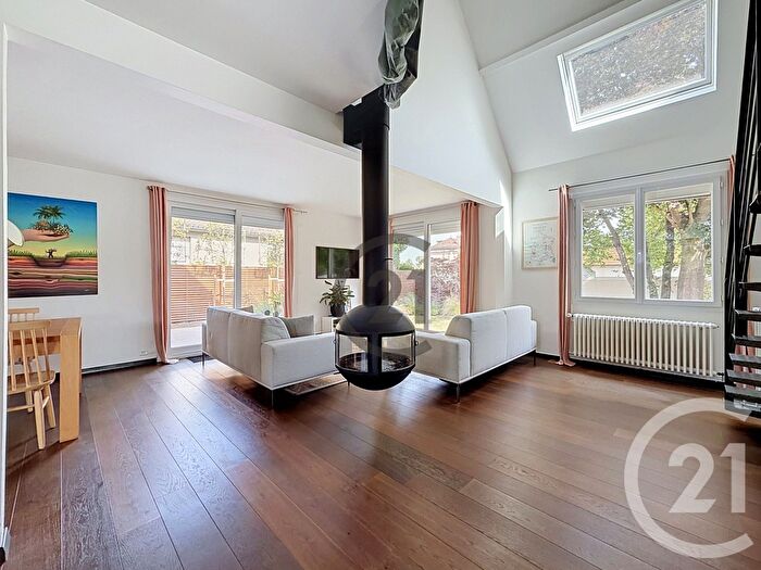 Maison 6 pièces à Saint-Julien-les-Villas, à vendre