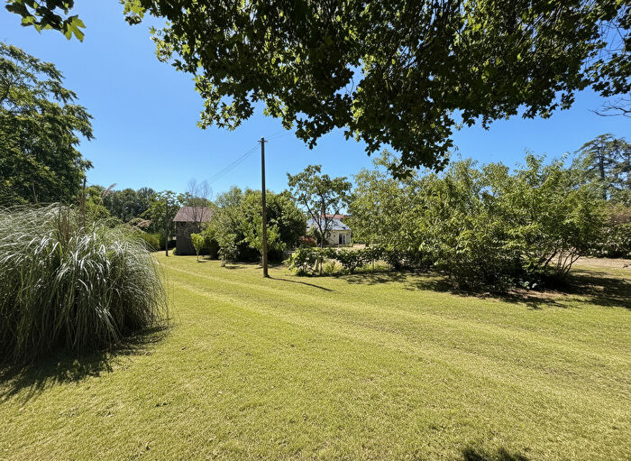 Saint-Jean-du-Bois : Maison 4 pièces à vendre
