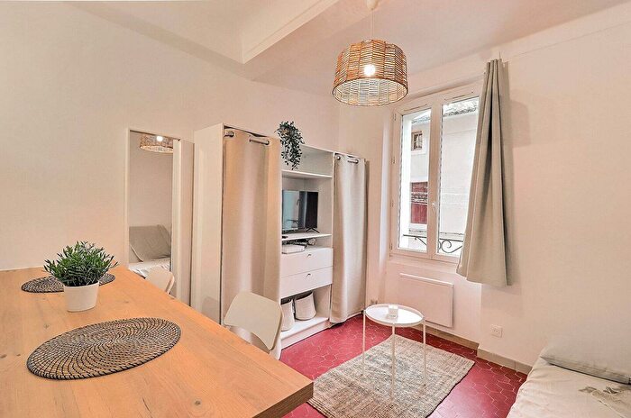 Appartement à louer - Zone Urbaine, Lambesc - 1 pièce