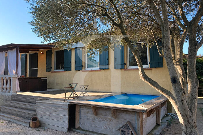 Maison à vendre - Saint-Étienne-du-Grès - 4 pièces - 3 chambres