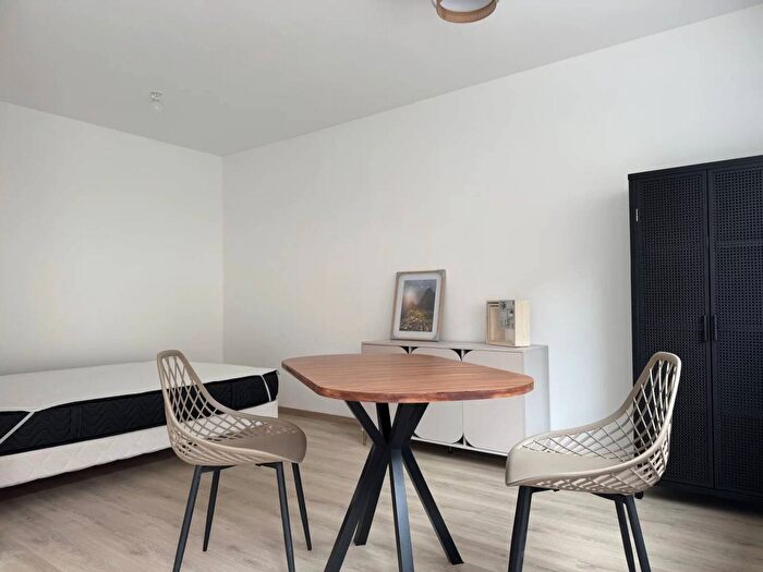 Les Attaques : Appartement 1 pièce à louer