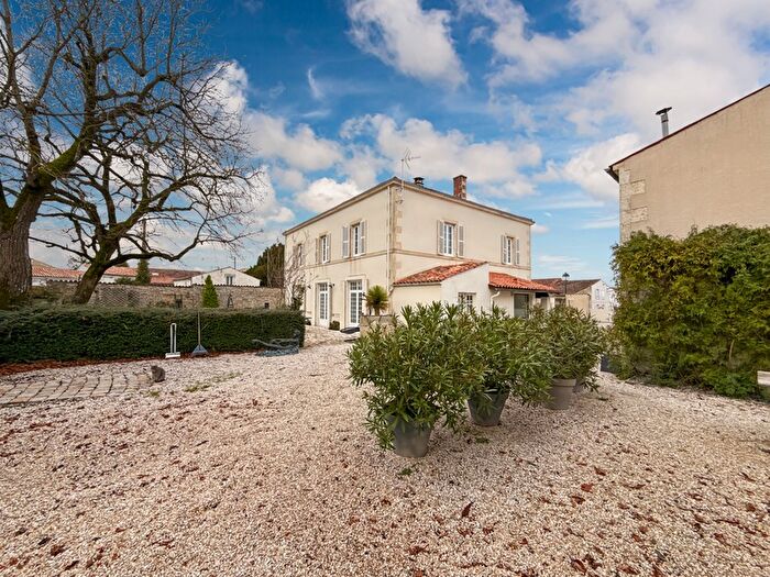 Maison à vendre - Saint-Sauveur-dAunis - 10 pièces - 6 chambres