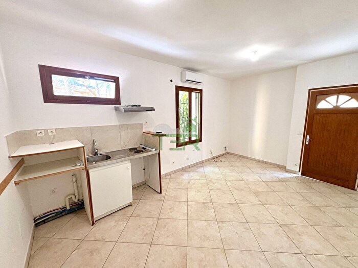 Casernes, Nîmes : Appartement 2 pièces à louer