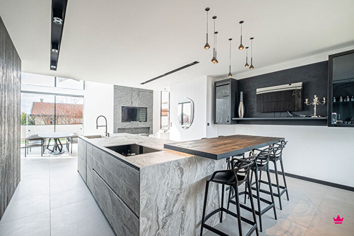 Maison à vendre - Décines-Charpieu, Charpieu - 7 pièces - 5 chambres