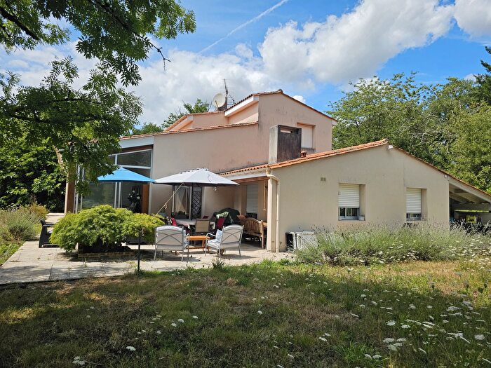 Maison à vendre - Chabanais - 9 pièces - 5 chambres