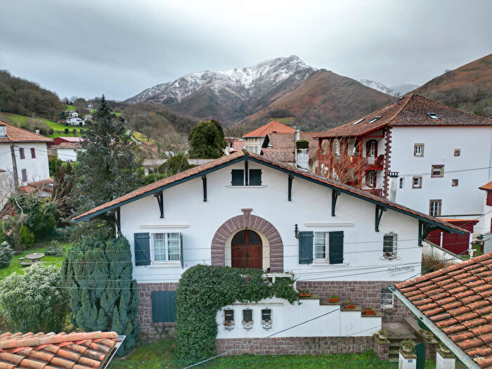 Maison à vendre - Saint-Étienne-de-Baïgorry - 10 pièces - 5 chambres