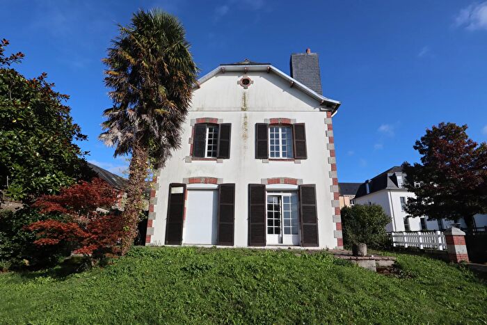 Maison à vendre - Carhaix-Plouguer - 7 pièces - 5 chambres