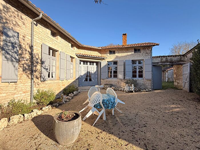 Maison à vendre - Salles-de-Villefagnan - 5 pièces - 3 chambres