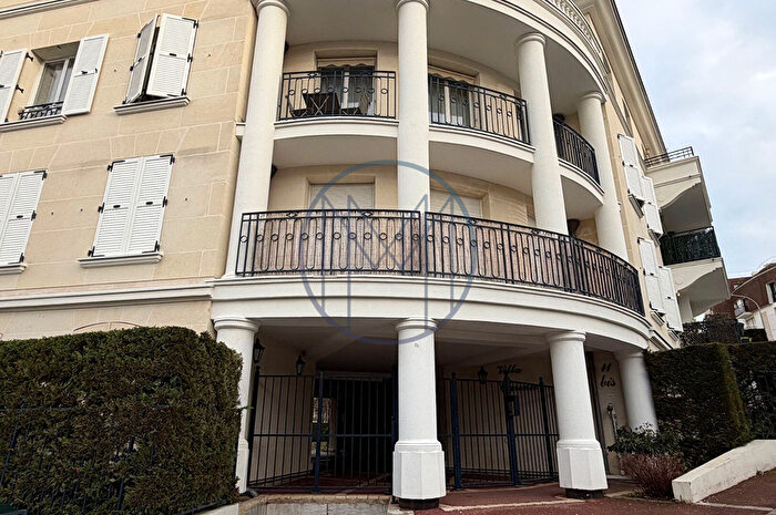 Appartement 3 pièces à vendre à Saint-Cyr-lécole, Hôtel de ville
