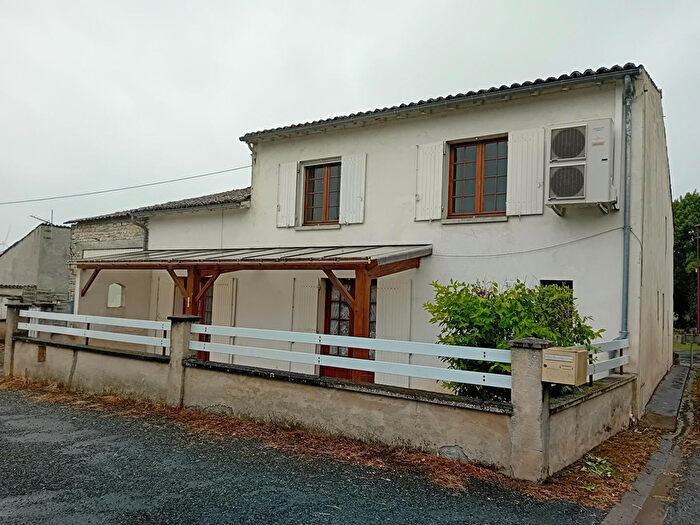 Maison 5 pièces à louer - Antezant-la-Chapelle