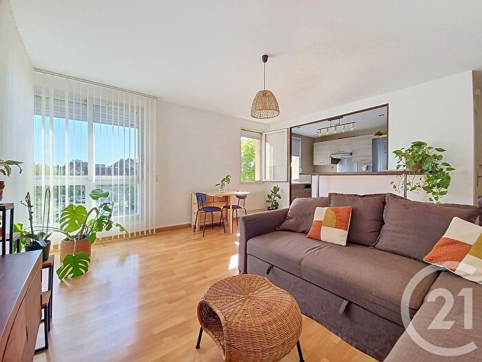 Pontault-Combault, Centre commercial : Appartement 3 pièces à louer