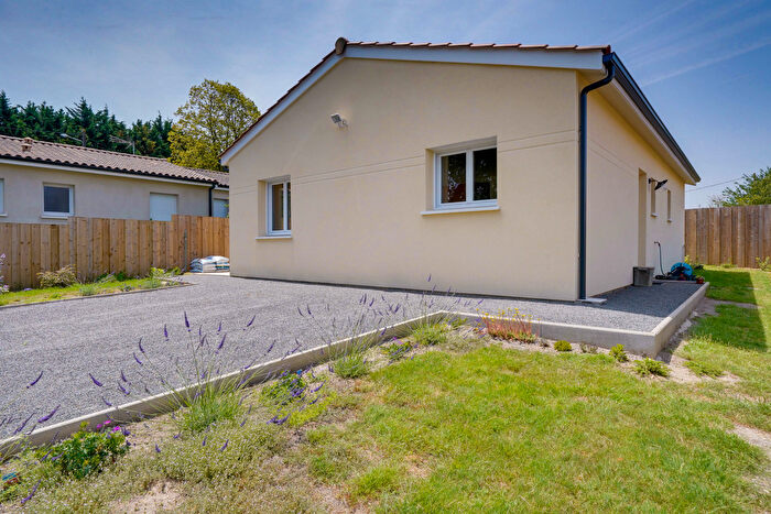 Maison à vendre - Montlieu-la-Garde - 4 pièces - 3 chambres