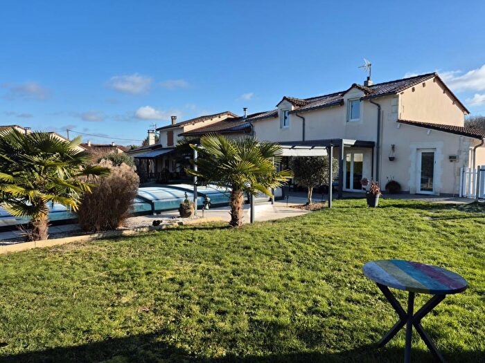 Maison à vendre - Saint-Martial-de-Valette - 7 pièces - 4 chambres