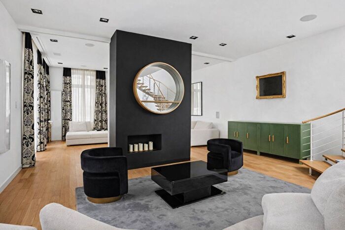 Appartement à louer - Triangle dOr, Paris ème arrondissement - 5 pièces - 3 chambres