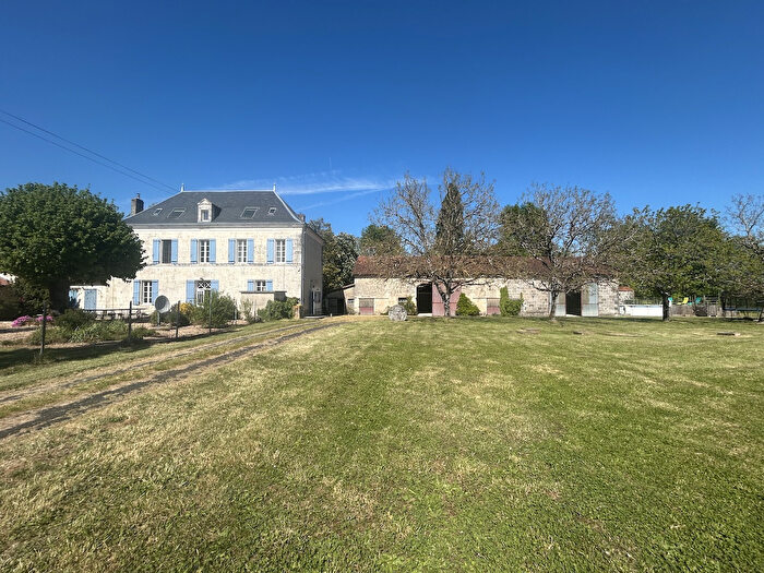 Maison 16 pièces à Aubeterre-sur-Dronne, à vendre