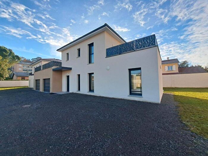 Maison à louer - Centre, Meyzieu - 5 pièces - 4 chambres