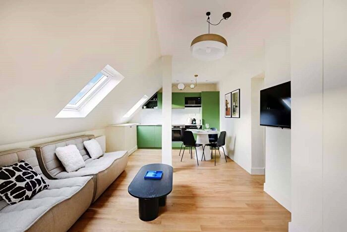 Appartement à louer - Saint Placide, Paris ème - 4 pièces - 2 chambres