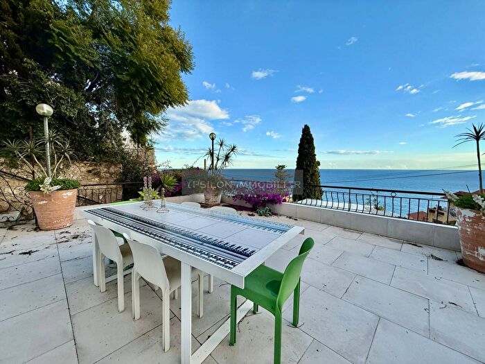 Appartement à louer - Roquebrune-Cap-Martin - 4 pièces - 3 chambres