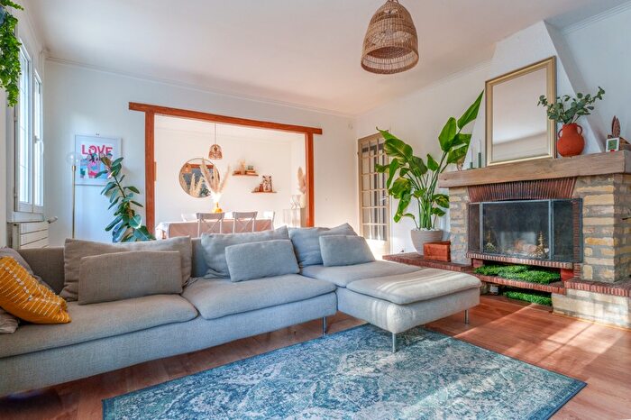 Maison à vendre - Charentilly - 5 pièces - 5 chambres