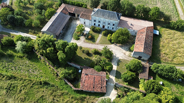 Maison à vendre - Saint-Jean-dAngély - 9 pièces - 6 chambres