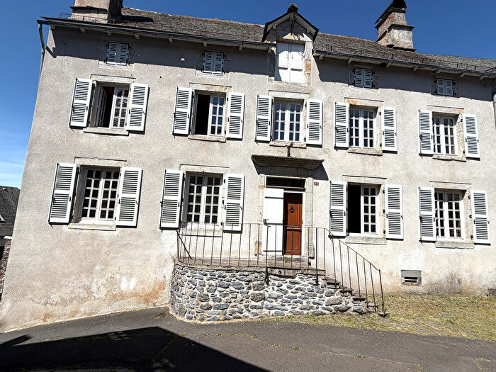 Maison 8 pièces à Marcenat, à vendre