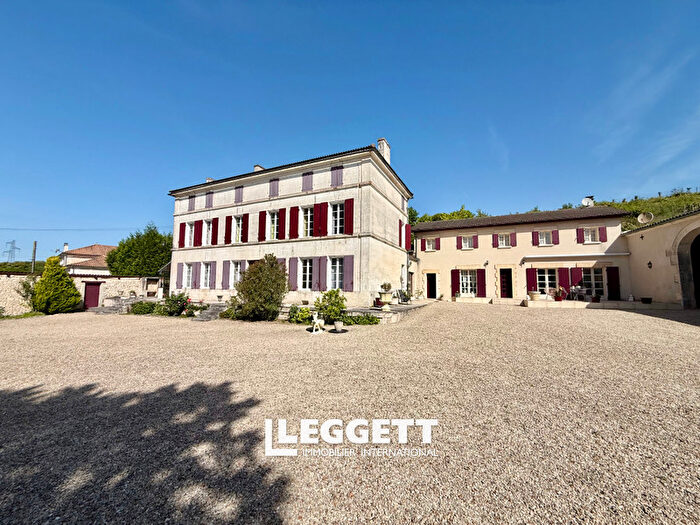 Aubeville : Maison 16 pièces à vendre