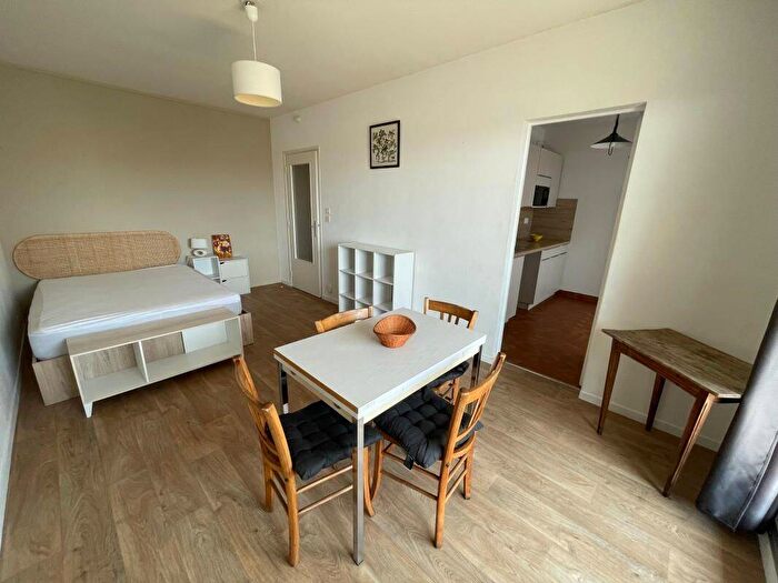 Vanteaux-Puy Las Rodas, Limoges : Appartement 1 pièce à louer
