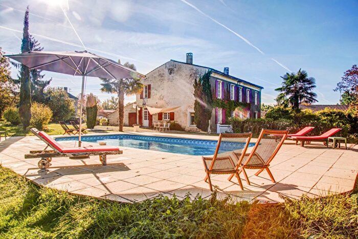 Maison à vendre - Saint-Dizant-du-Gua - 9 pièces - 5 chambres