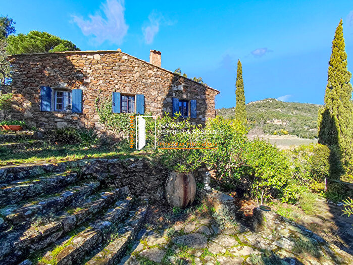 Maison à vendre - Le Plan-de-la-Tour - 9 pièces - 7 chambres