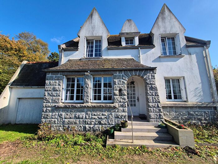 Maison à vendre - Saint-Vougay - 7 pièces - 5 chambres