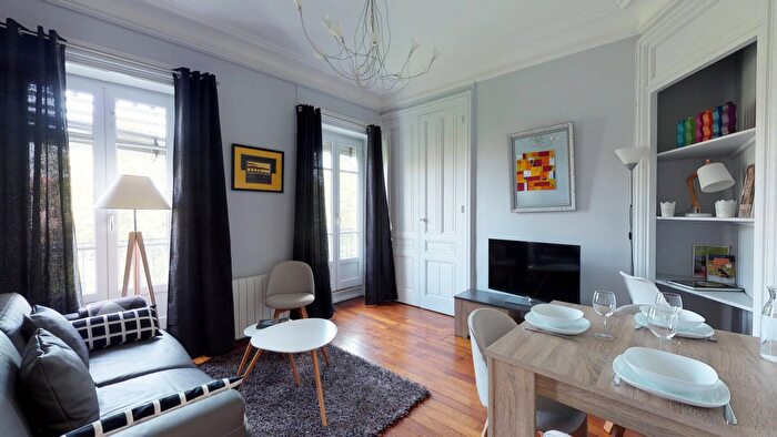 Appartement à louer - Saint Louis, Lyon ème arrondissement - 2 pièces - 1 chambre