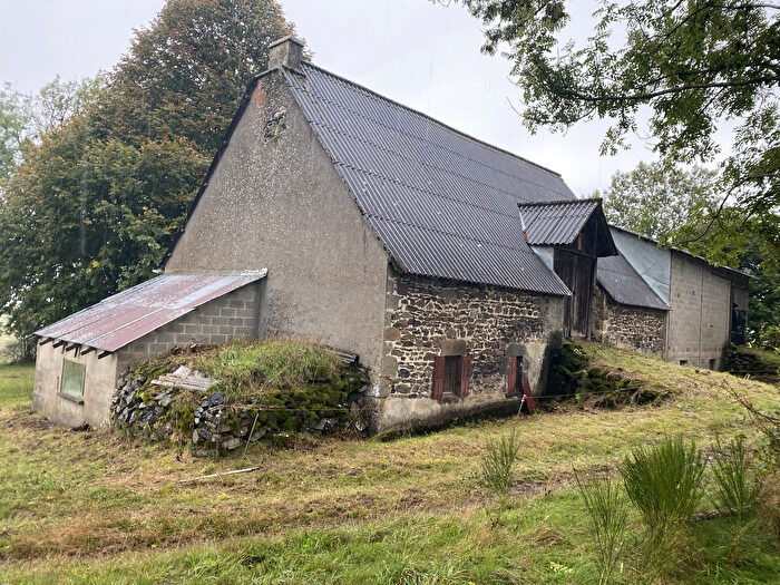 Maison à vendre - Saint-Sauves-dAuvergne - 5 pièces - 3 chambres