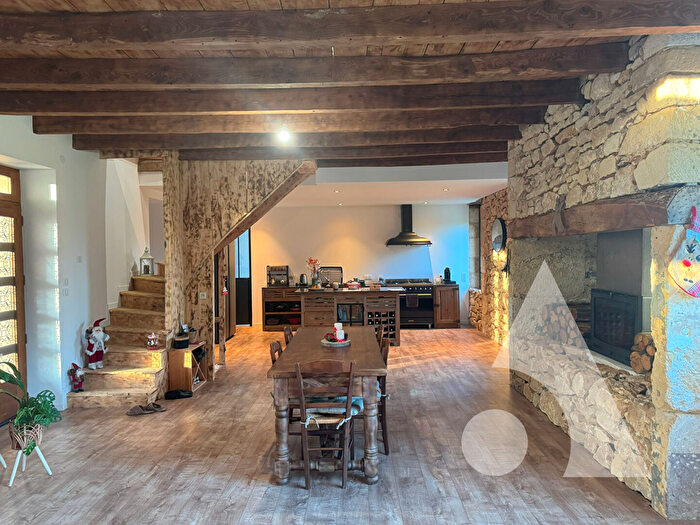 Maison à vendre - Milhac - 8 pièces - 4 chambres