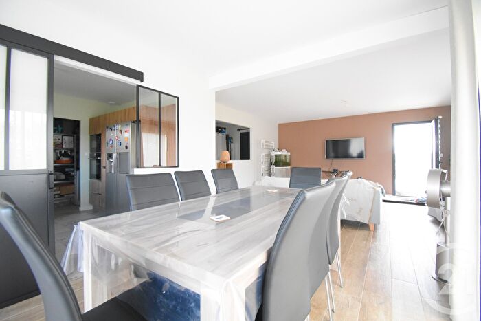 Maison 4 pièces à Saint-Rémy-en-Rollat, à vendre